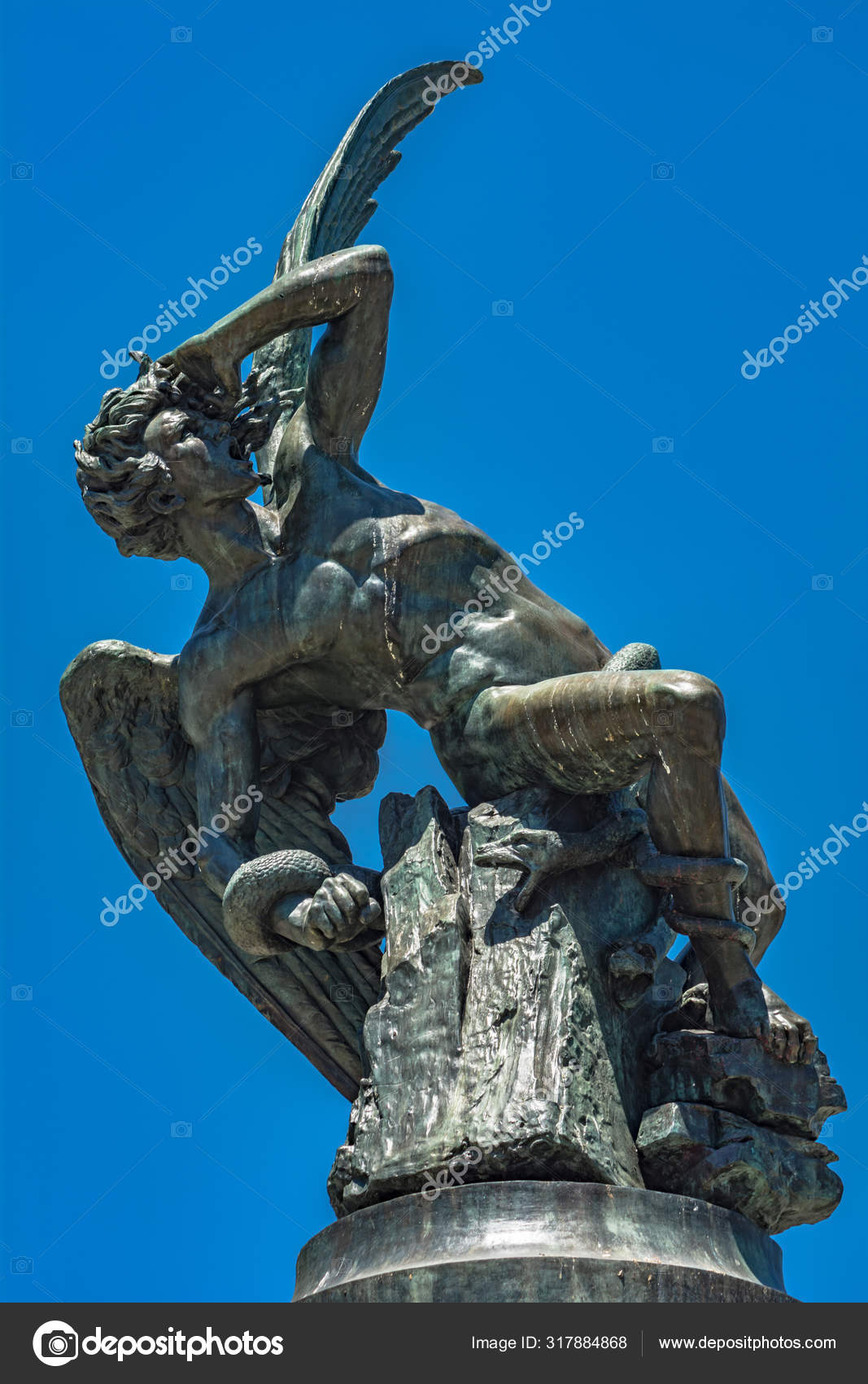 Fuente Del Ángel Caído Angel Caido Retiro Madrid España — Foto de stock #317884868 © elroce