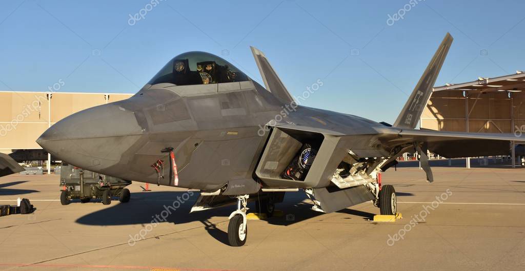 Tucson, EE.UU. - 29 de febrero de 2020: Un avión de combate F-22 Raptor de la Fuerza Aérea en ...