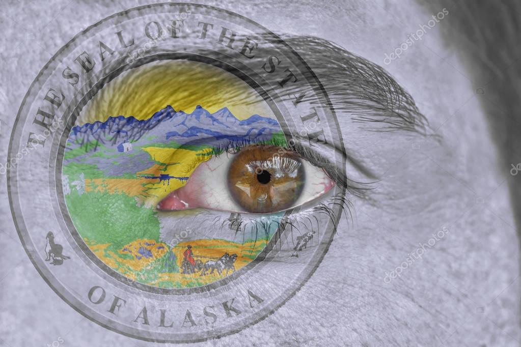 Cara humana y ojos pintados con la bandera del sello del estado de ...