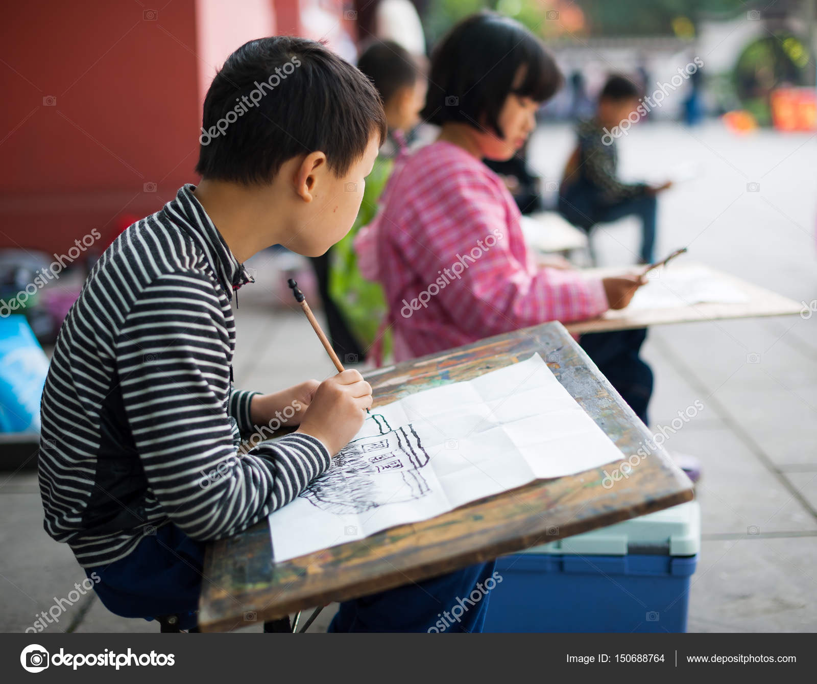 Children learning to draw in a temple in Pixian — Stock Editorial Photo ...