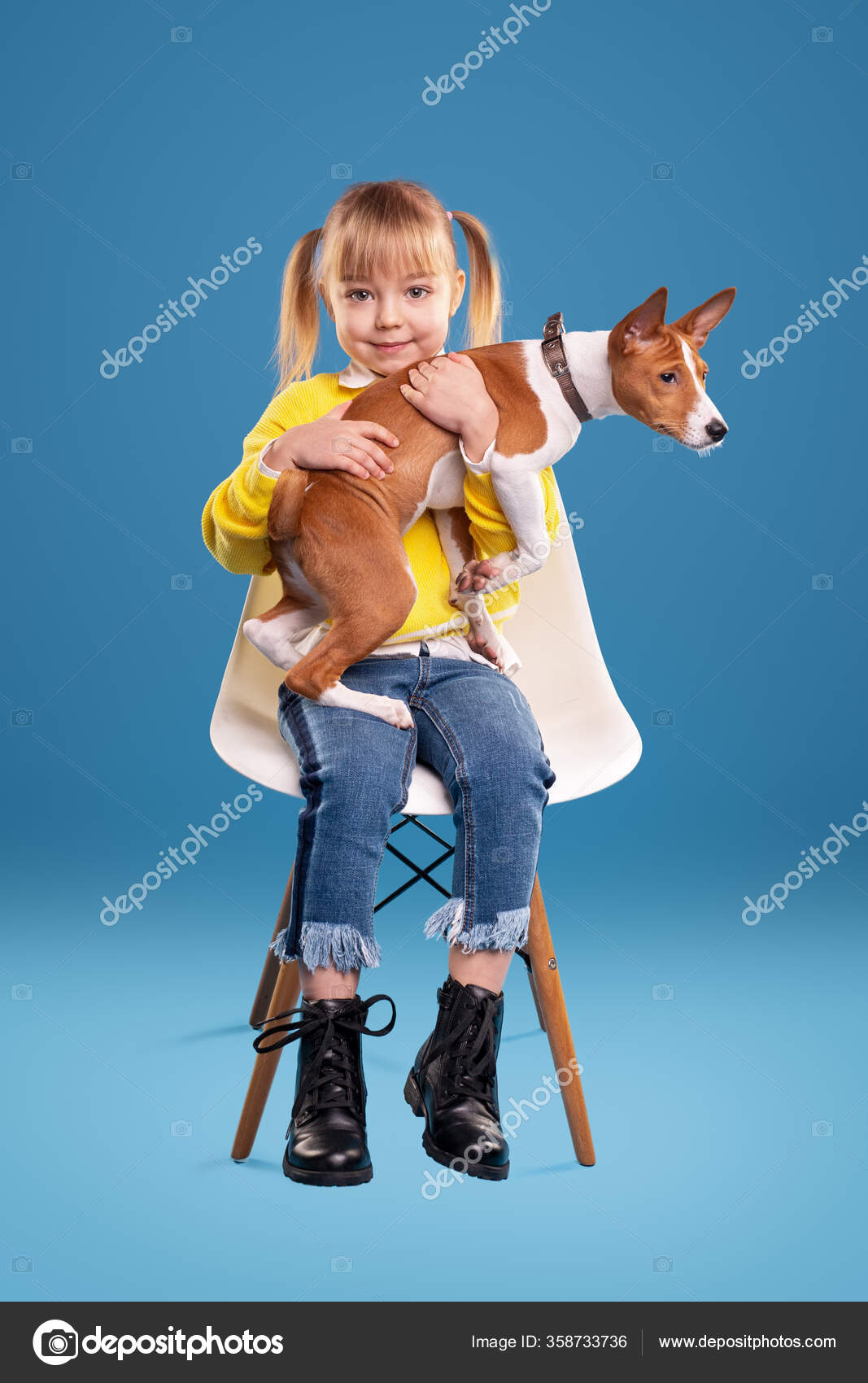 Adorable Niño Pequeño Con Coletas Sonriendo Abrazando Perro Mientras ...