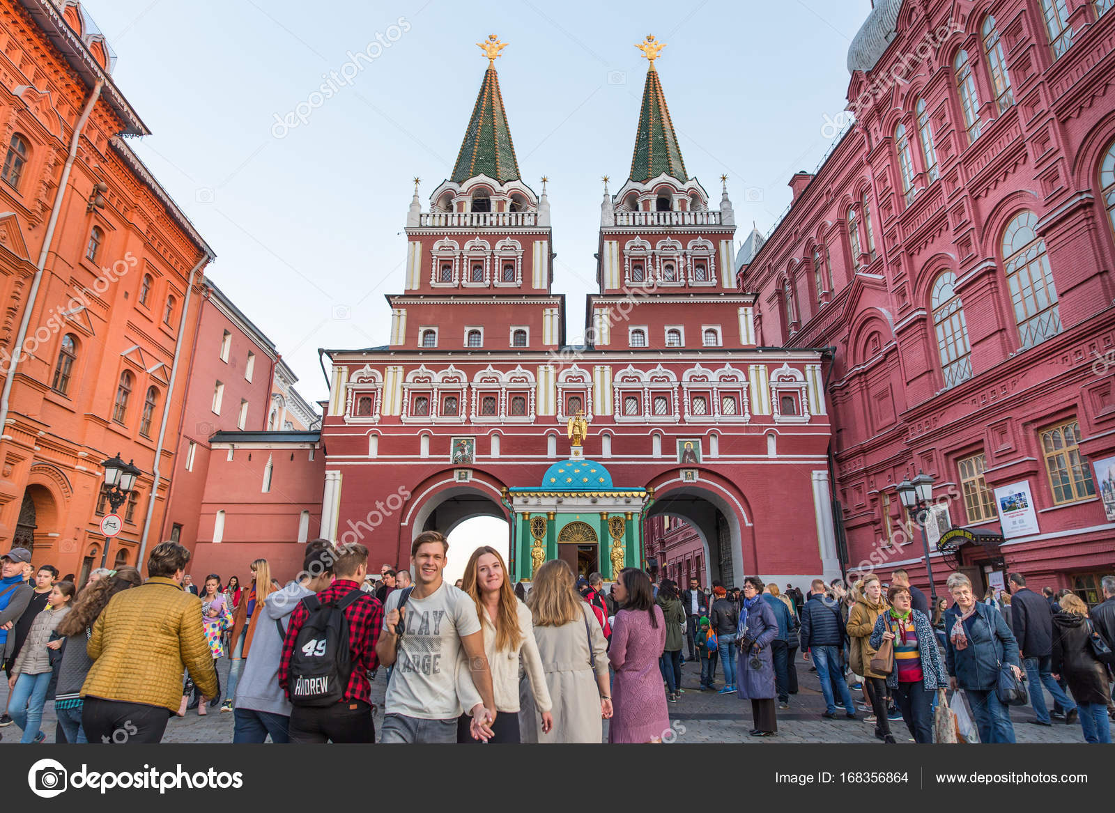 Crowded in front of gate to Red Square – Stock Editorial Photo ...