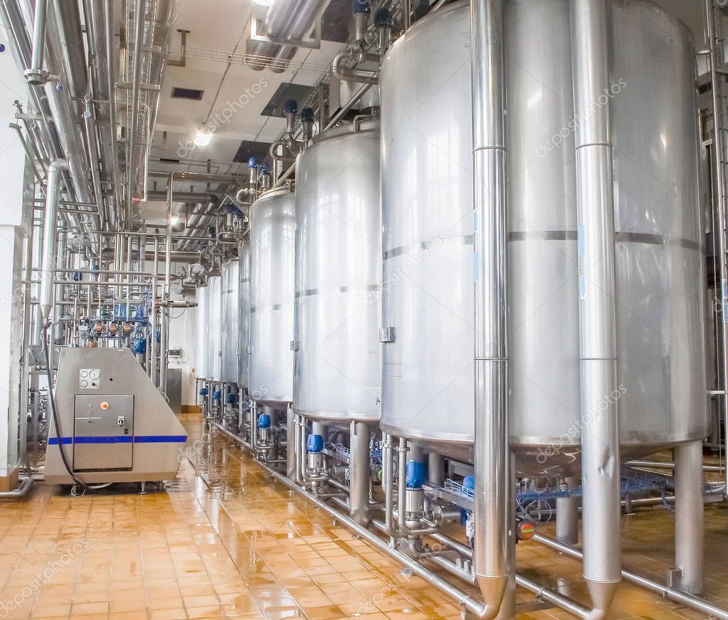 Grandes barriles de acero inoxidable conectados por tuber as en la industria de la f brica 2024