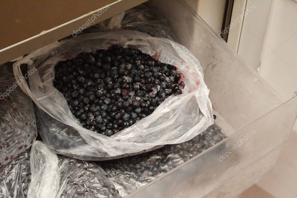Arándanos congelados, arándanos silvestres en bolsa de plástico es una ...