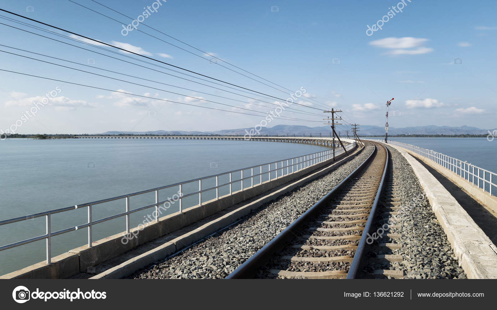 Floating Railway on Pasak Chonlasit Dam in Lopburi, Thailand — Stock ...