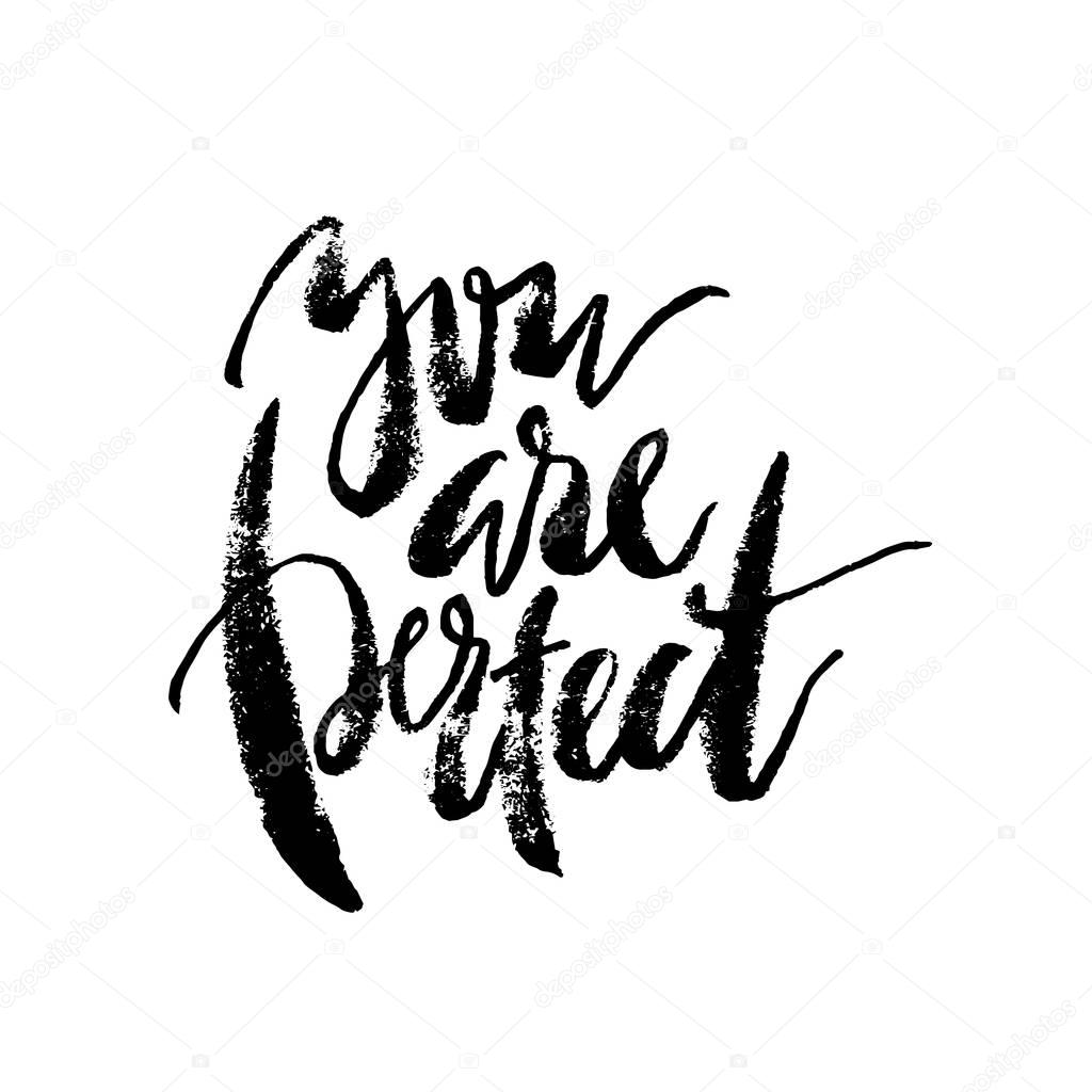 Eres perfecto dibujado a mano letras. Cepillo moderno caligrafía. 2023