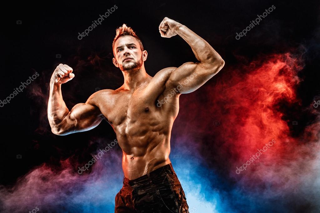 Hombre fuerte culturista en pantalones militares con abdominales ...