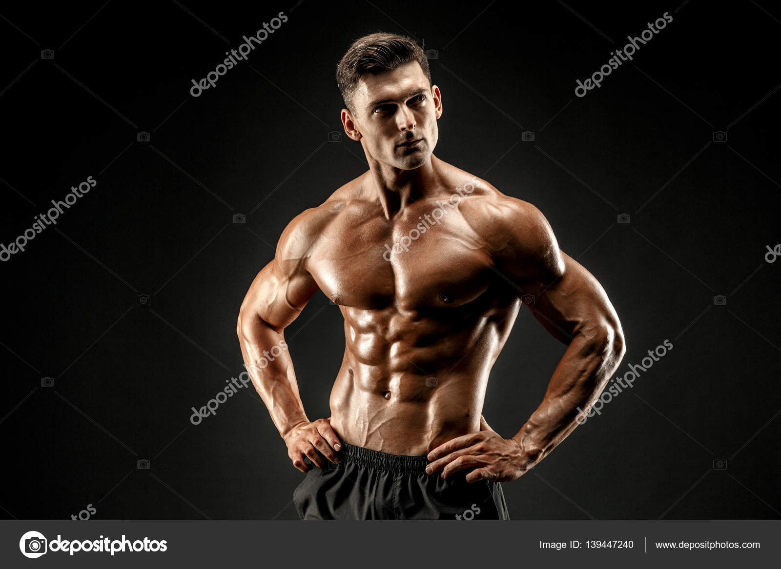 Bodybuilder posant. Beau sportif homme puissance masculine. Fitness ...