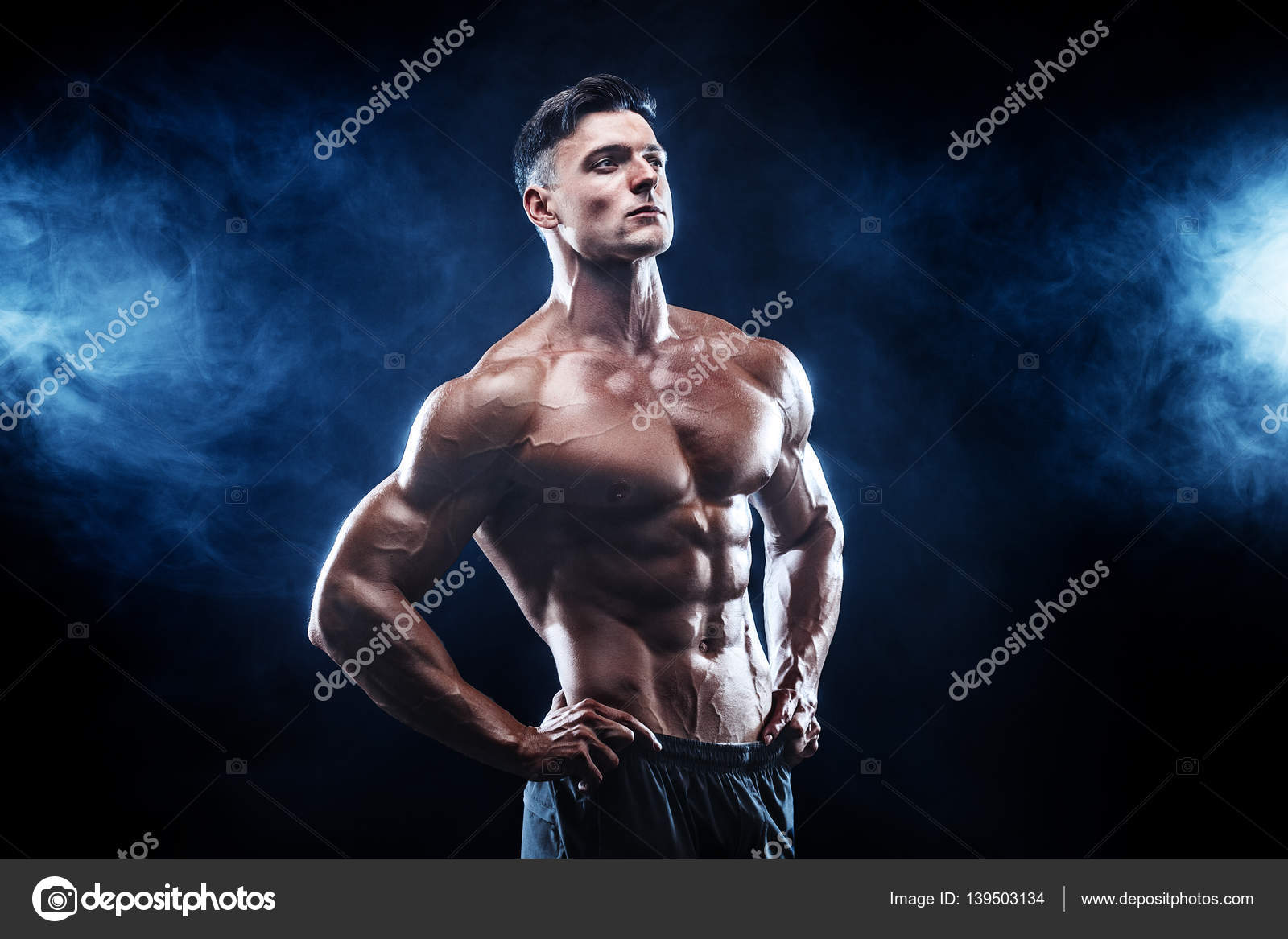 Hombre fuerte culturista con abdominales perfectos, hombros, bíceps ...