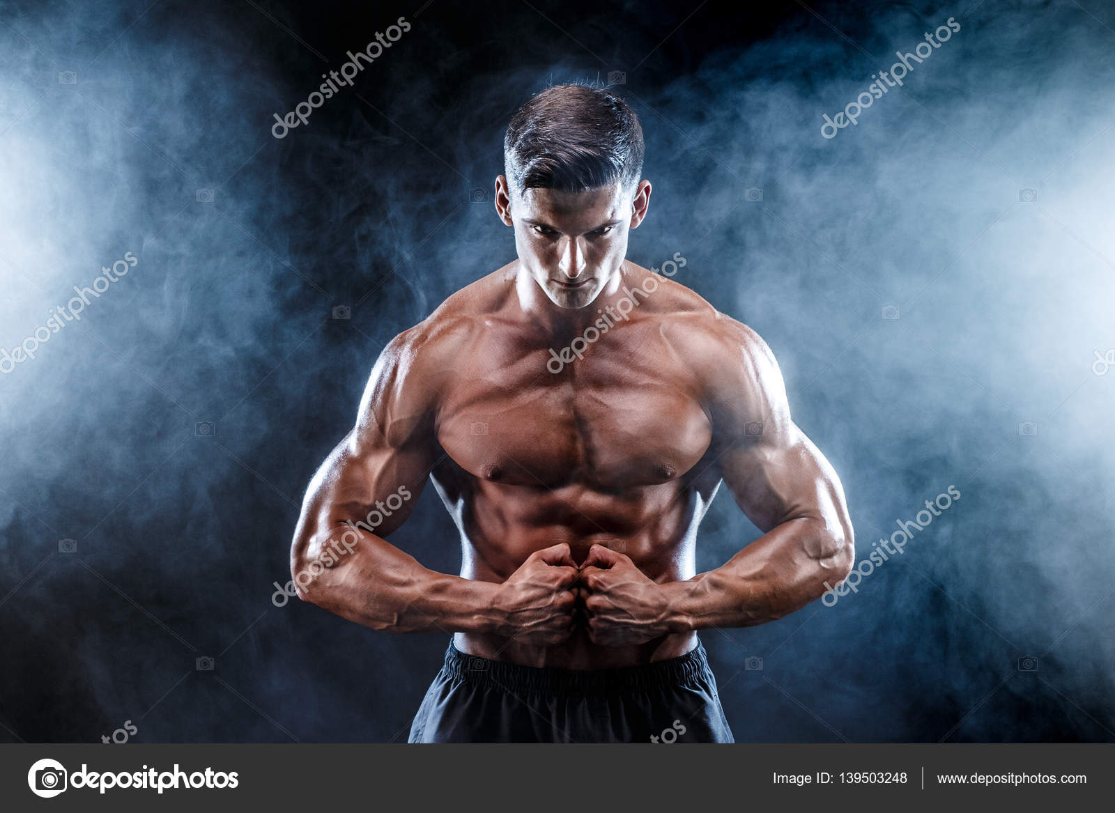 Hombre fuerte culturista con abdominales perfectos, hombros, bíceps ...