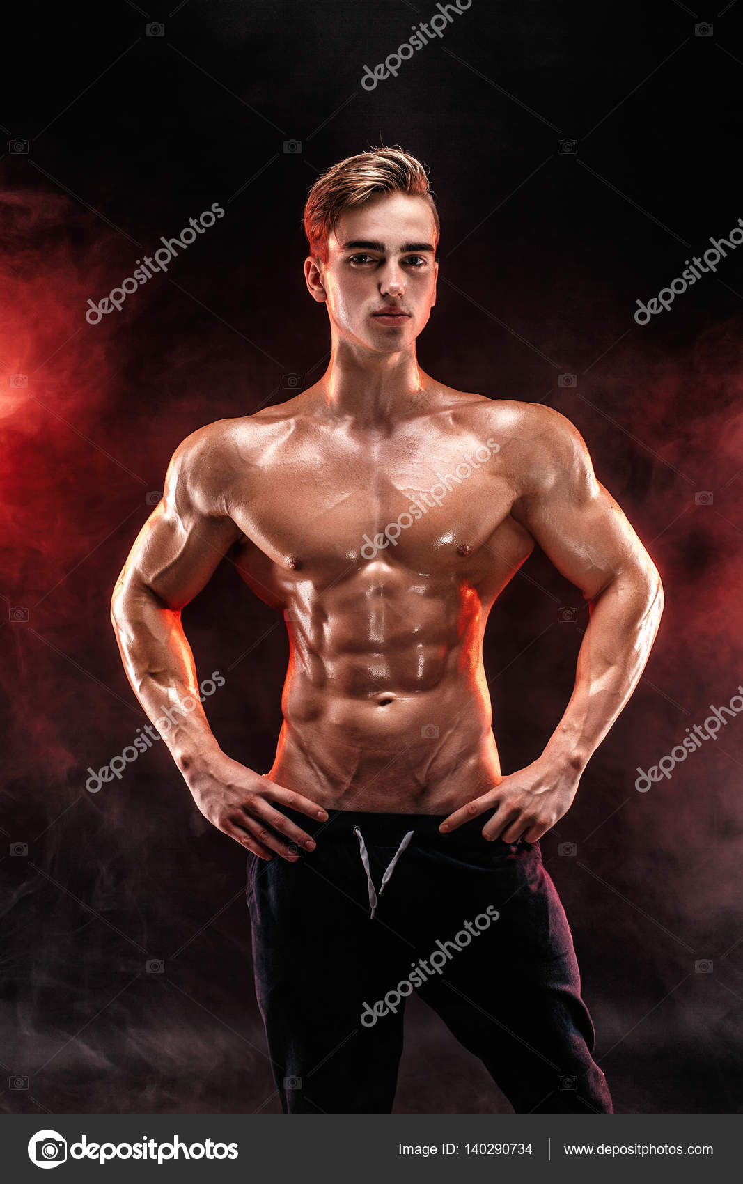 Homme bodybuilder fort avec abdos parfaits, épaules, biceps, triceps ...