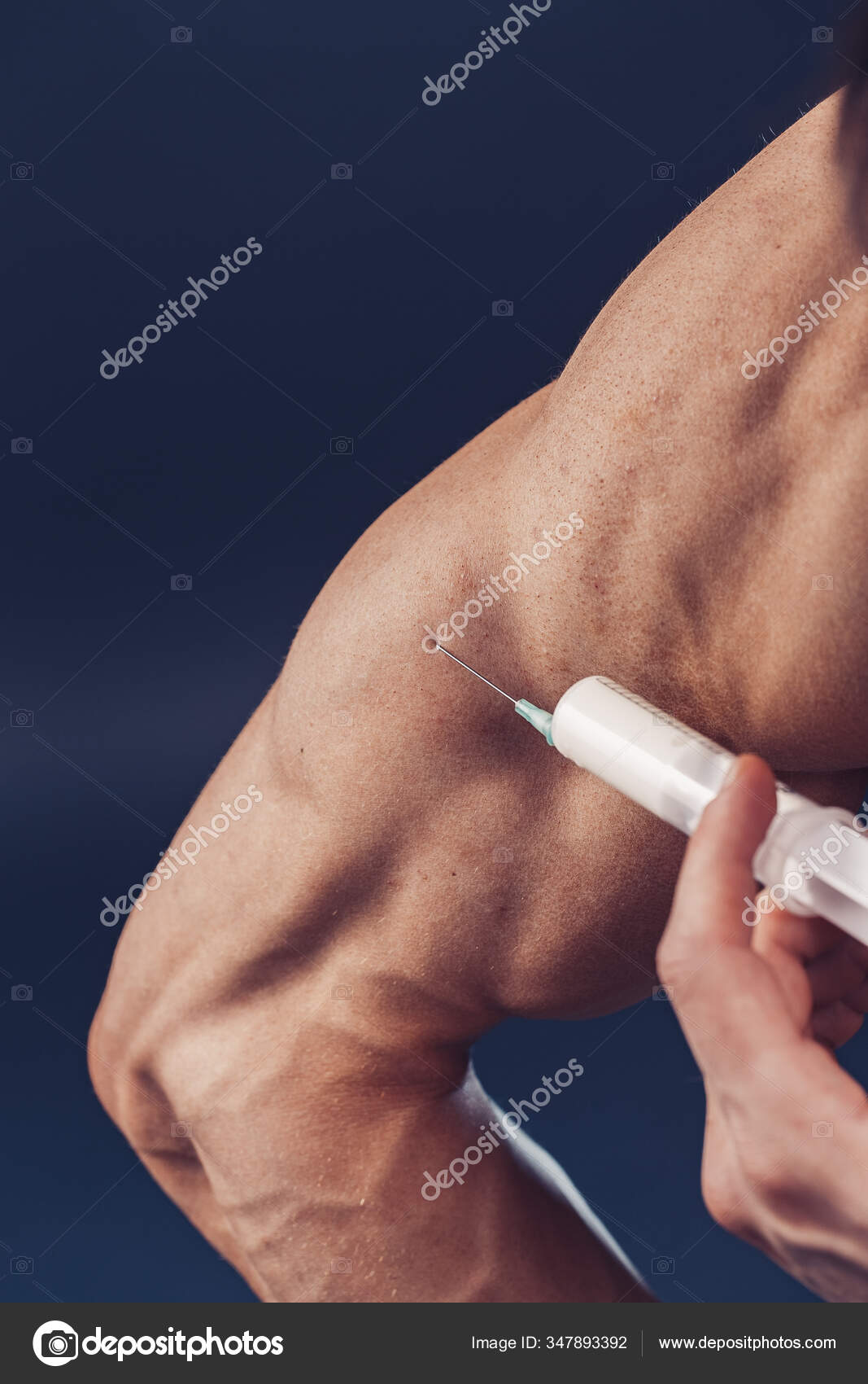 Bodybuilder makes injection of vitamins. Photo of sporty man with ...