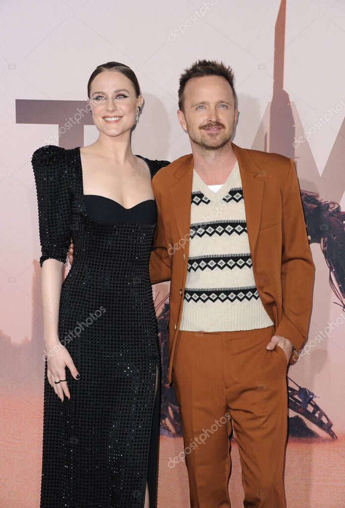 Aaron Paul y Evan Rachel Wood en el estreno de la temporada 3 de ...