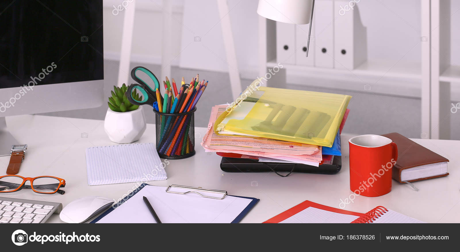 Escritorio de oficina una pila de informes de papel de computadora ...