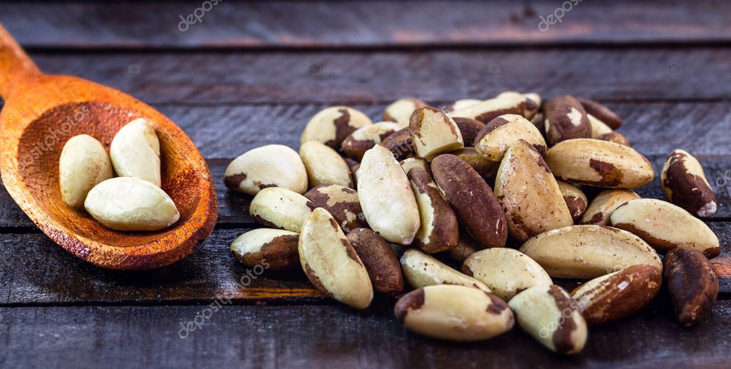 pelado nuez de Brasil. Nueces de Brasil, fondo de madera rústica. El ...