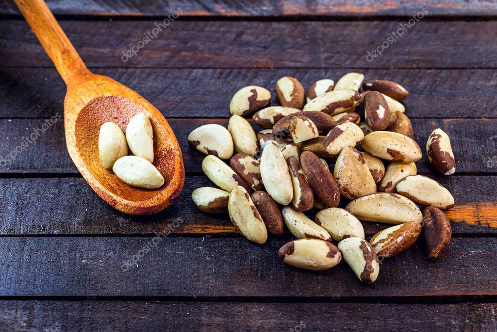 pelado nuez de Brasil. Nueces de Brasil, fondo de madera rústica. El ...