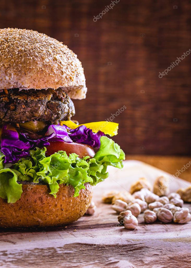 hamburguesa vegana grande de soja cruda y garbanzos sobre fondo de ...