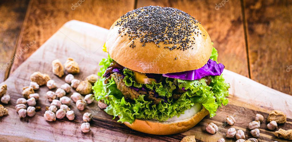 hamburguesa vegana grande de soja cruda y garbanzos sobre fondo de ...
