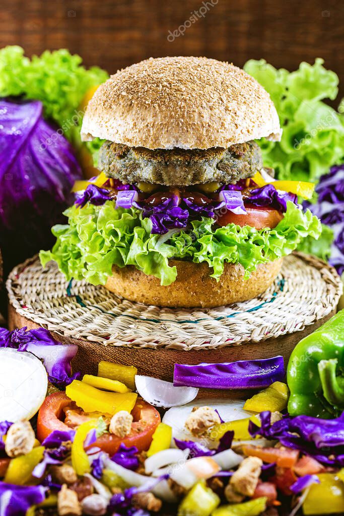 hamburguesa vegana grande asada, hecha de garbanzos y soja con ...