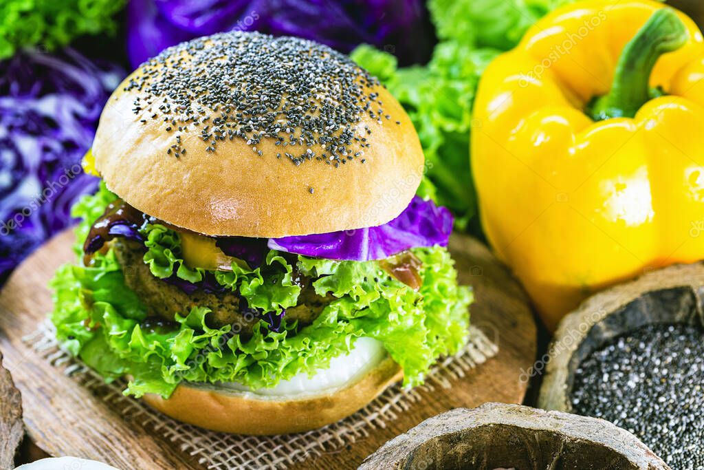 hamburguesa vegana asada, hecha de verduras y proteínas. Concepto de ...