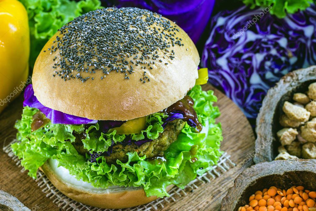 hamburguesa vegana asada, hecha de verduras y proteínas. Concepto de ...