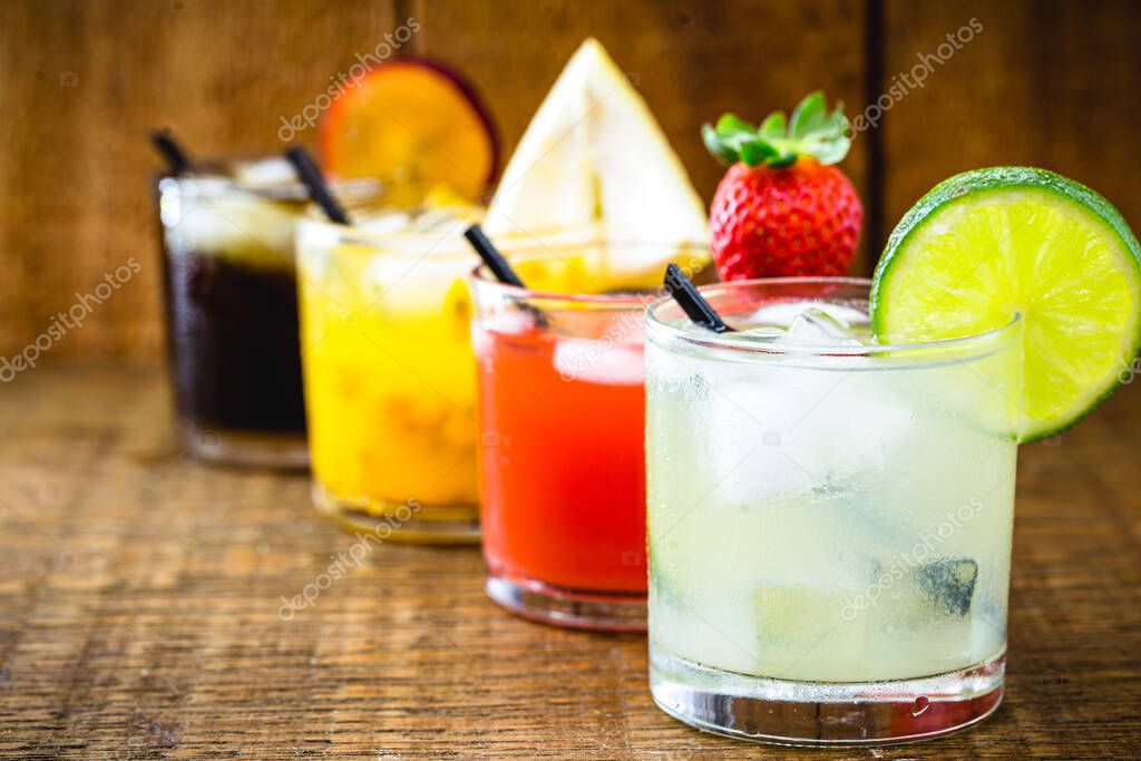 Bebida brasileña conocida como caipirinha, hecha de cachaca con frutas ...