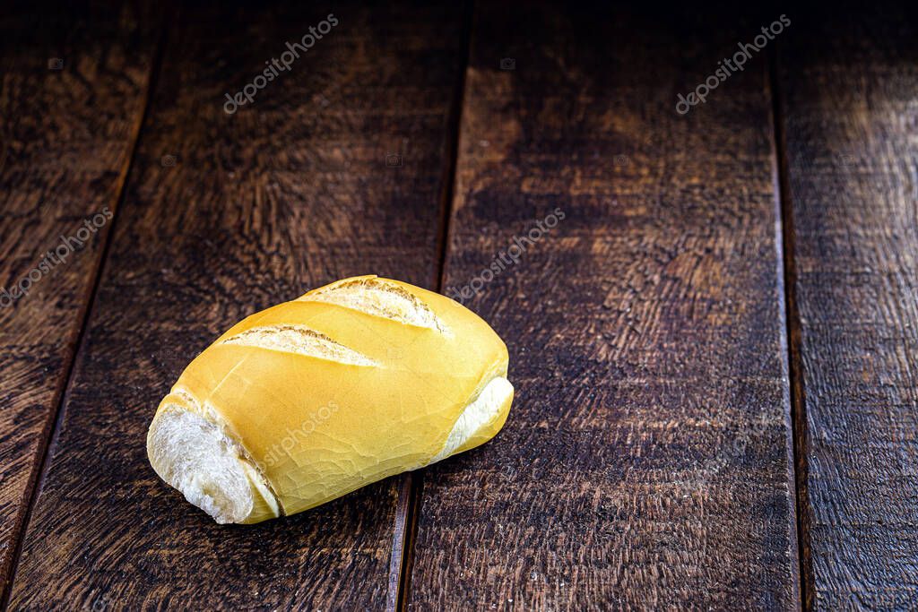 pan sobre mesa rústica de madera. Pan tradicional de Brasil, conocido ...