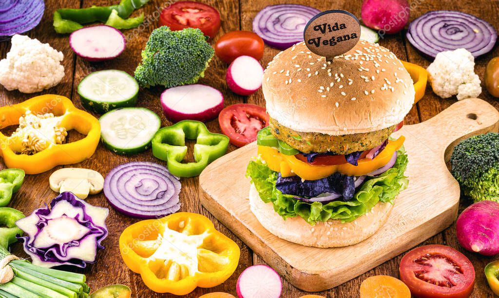 aperitivo vegano, hamburguesa sin carne, con un pequeño plato escrito en Inglés Vegan vida ...