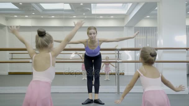 Little girl is performing dancing movements in ballet school. — Stock ...