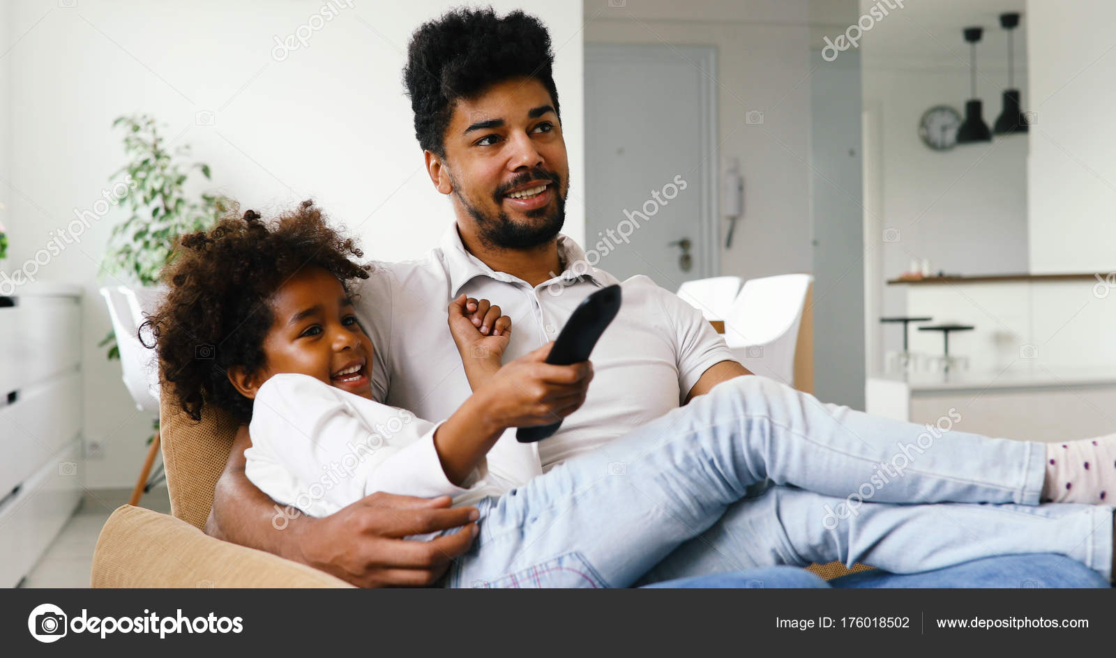 Padre e hija viendo la televisión: fotografía de stock © nd3000 #176018502 | Depositphotos