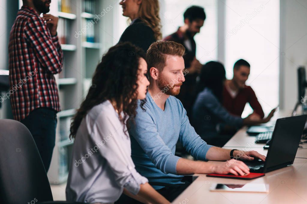 Jóvenes ingenieros de software trabajando en proyectos y programación en la empresa 2022