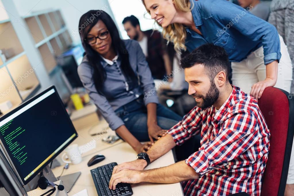 Jóvenes ingenieros de software trabajando en proyectos y programación en la empresa 2024