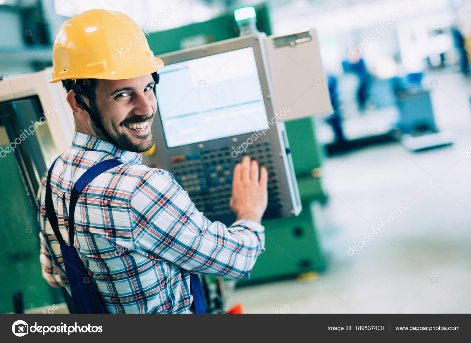 Operador Industrial Moderno Máquina Que Trabaja Fábrica Industria Del ...