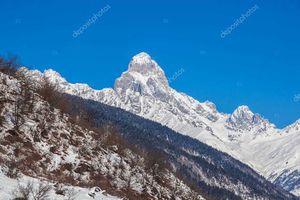 Pico del monte Ushba en las montañas del Cáucaso, región de Svanetia en ...
