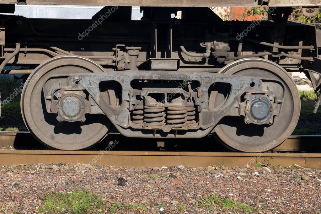 ruedas de tren en el ferrocarril, transporte, industria 2024