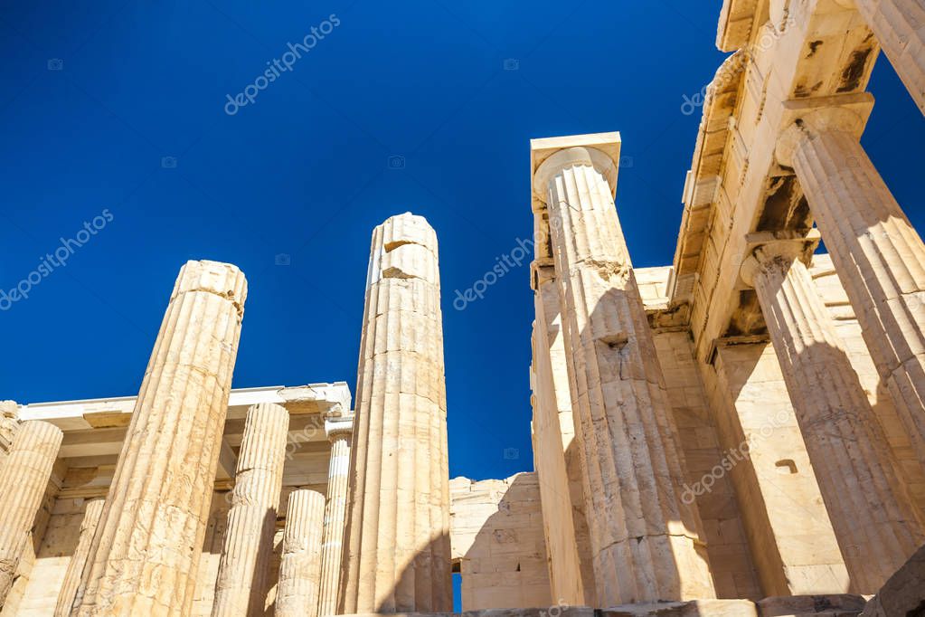 Mirando hacia arriba a las columnas de la puerta de entrada de ...
