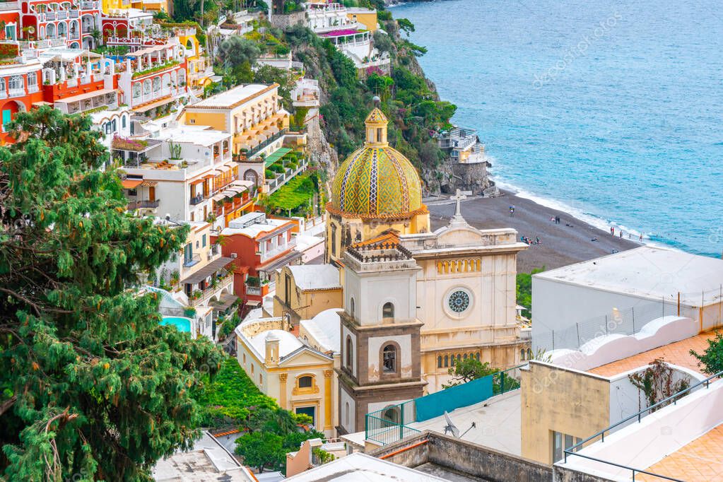 Hermoso paisaje con la ciudad de Positano en la famosa costa amalfitana ...