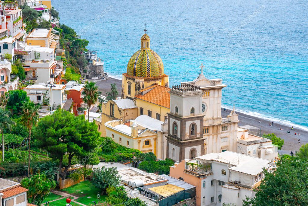 Hermoso paisaje con la ciudad de Positano en la famosa costa amalfitana ...