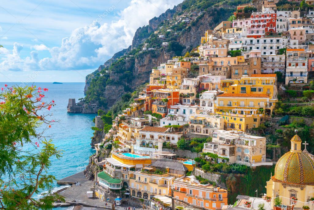 Hermoso paisaje con la ciudad de Positano en la famosa costa amalfitana ...