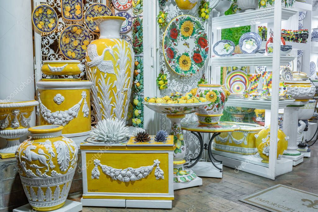 Positano, Italia - 1 de noviembre de 2019: Coloridos jarrones de ...