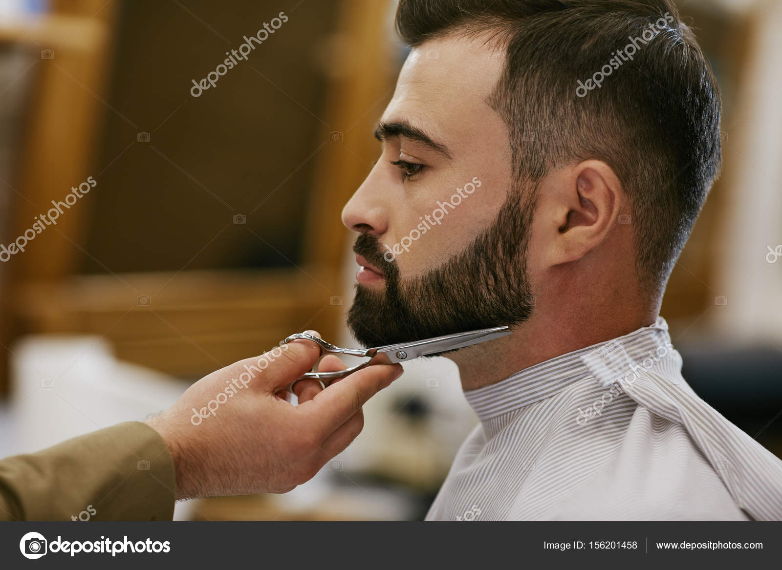 Barber making beard form for man — Stock Photo © VelesStudio #156201458