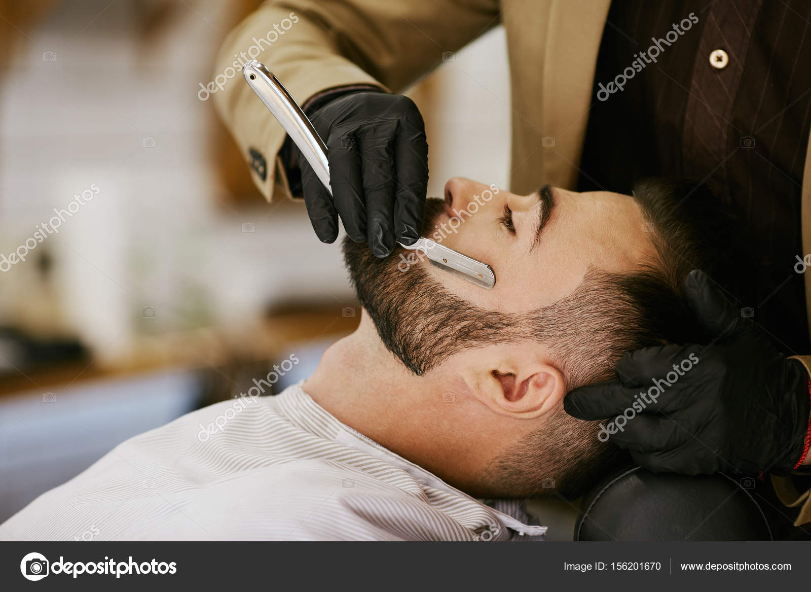 Barber making beard form for man — Stock Photo © VelesStudio #156201670
