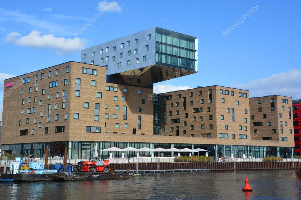 BERLIN GERMANY 09 23 17: Combinación de arquitectura antigua y moderna ...