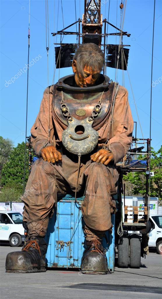 MONTREAL QUEBEC CANADA 19 05 17: El gigantesco buceador de aguas ...