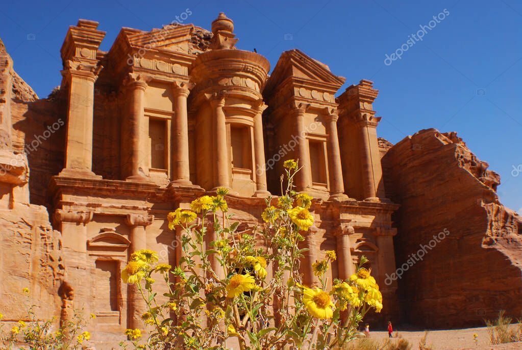Ad Deir o El Deir, "El Monasterio" es un edificio monumental tallado en ...