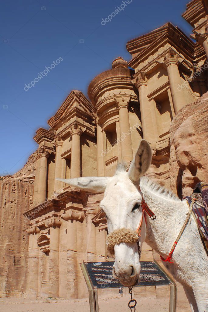 Ad Deir o El Deir, "El Monasterio" es un edificio monumental tallado en ...