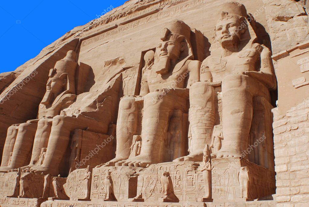 ABU SIMBEL - 11 25 2008: Los templos de Abu Simbel son dos templos ... ABU SIMBEL - 11 25 2008: Los templos de Abu Simbel son dos templos ...