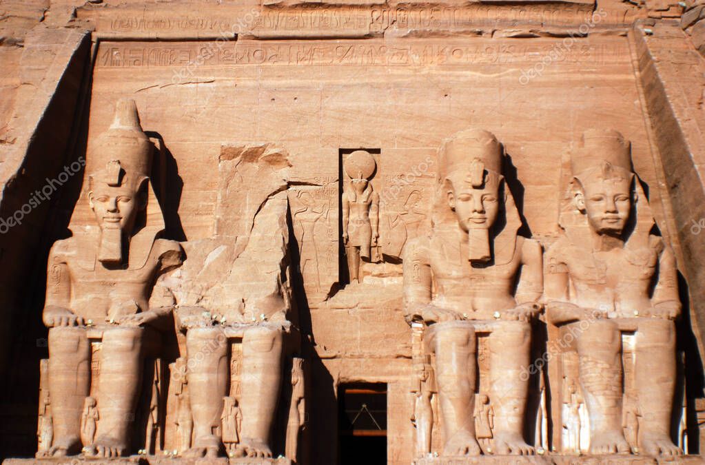 ABU SIMBEL - 11 25 2008: Los templos de Abu Simbel son dos templos ... ABU SIMBEL - 11 25 2008: Los templos de Abu Simbel son dos templos ...