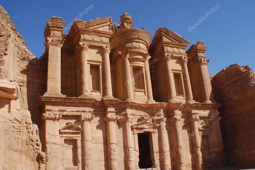 Ad Deir o El Deir, "El Monasterio" es un edificio monumental tallado en ...