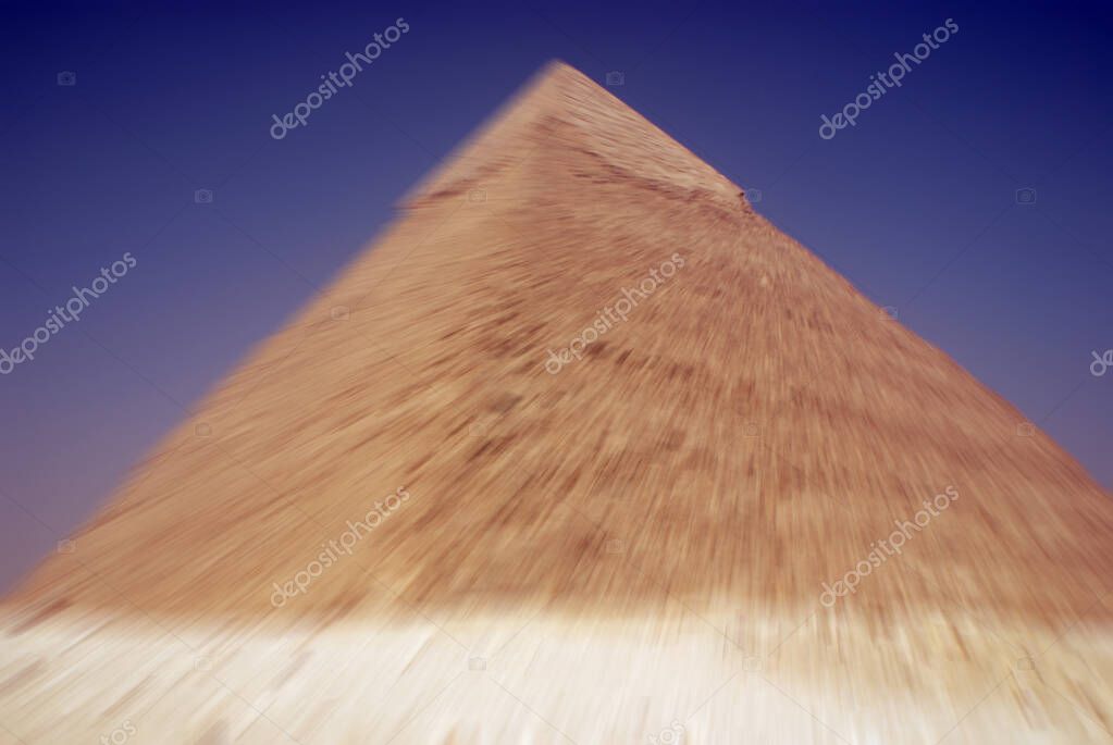 CAIRO EGIPTO - 11 22 10: La Gran Pirámide de Giza también conocida como ...